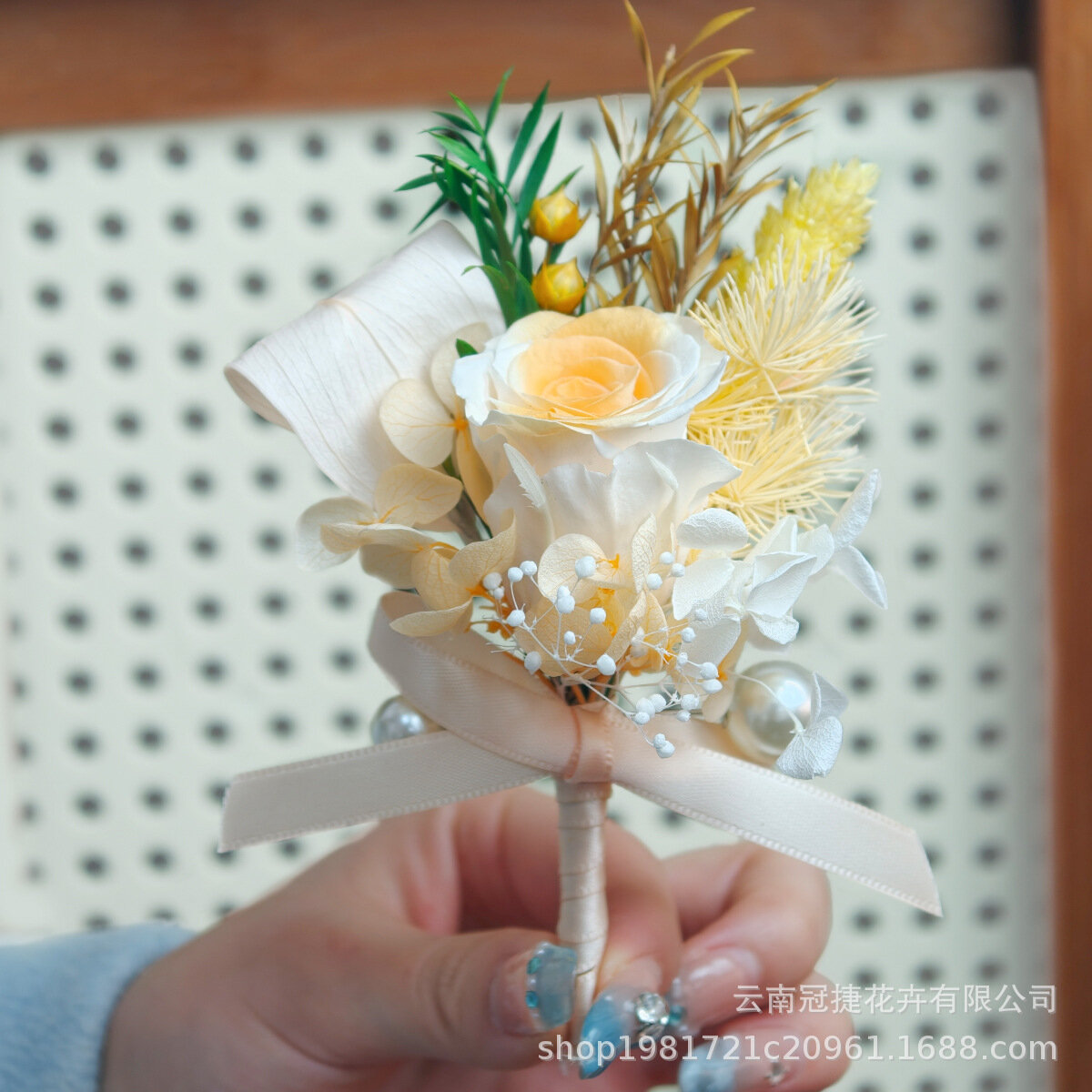 Букет из гортензий в винтажном стиле — изысканный и роскошный свадебный сувенир для жениха и невесты, дополненный брошами и бутоньерками из засушенных роз.