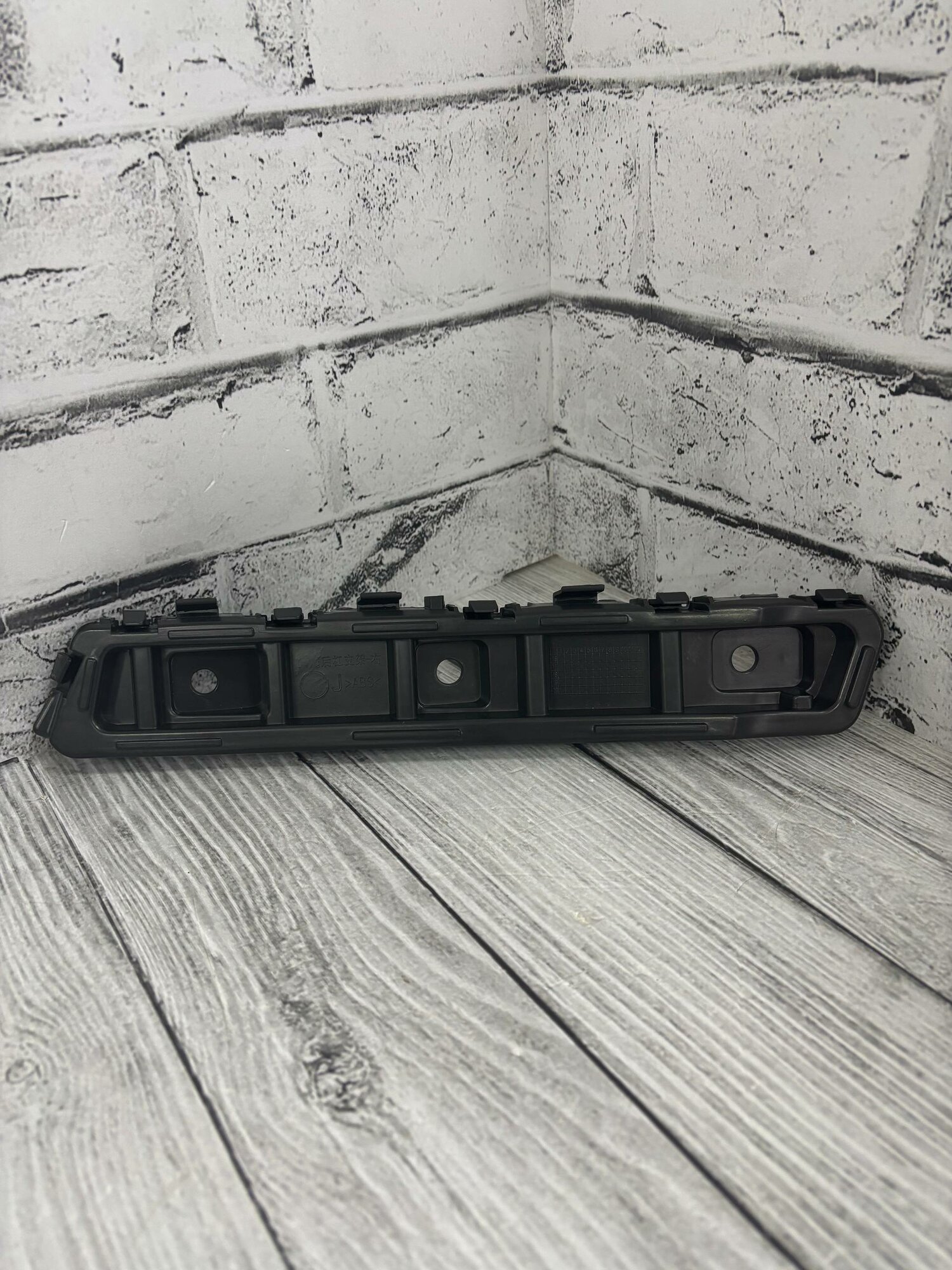 Кронштейн заднего бампера Geely Coolray 6044060300, задний, левый