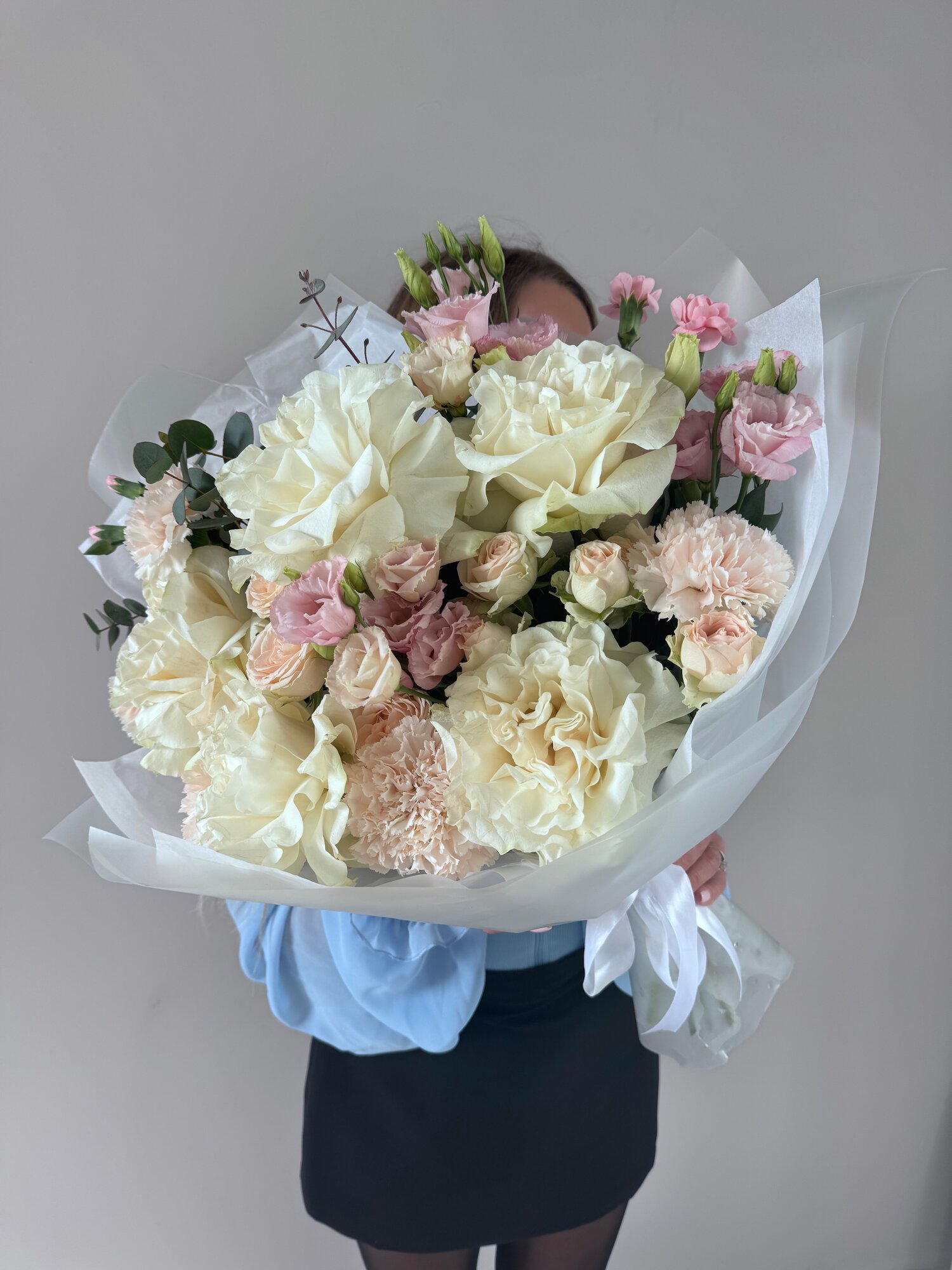 Объемный Авторский букет из эустомы и французских белых роз ( живые цветы)