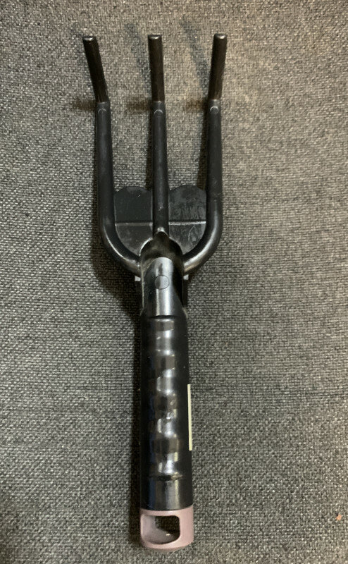 Рыхлитель садовый, 3 зуба, зубы загнутые, размер 27 см, пластик