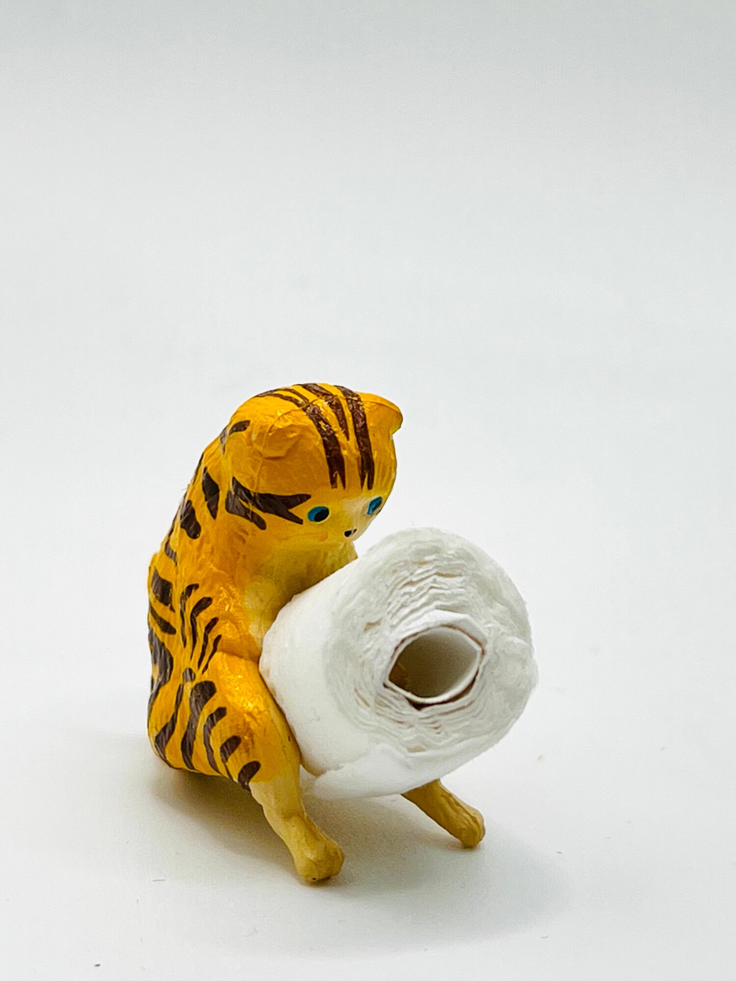 Фигурка кот персик на туалете с туалетной бумагой, рыжий сувенирный, ручная работа - 1 шт