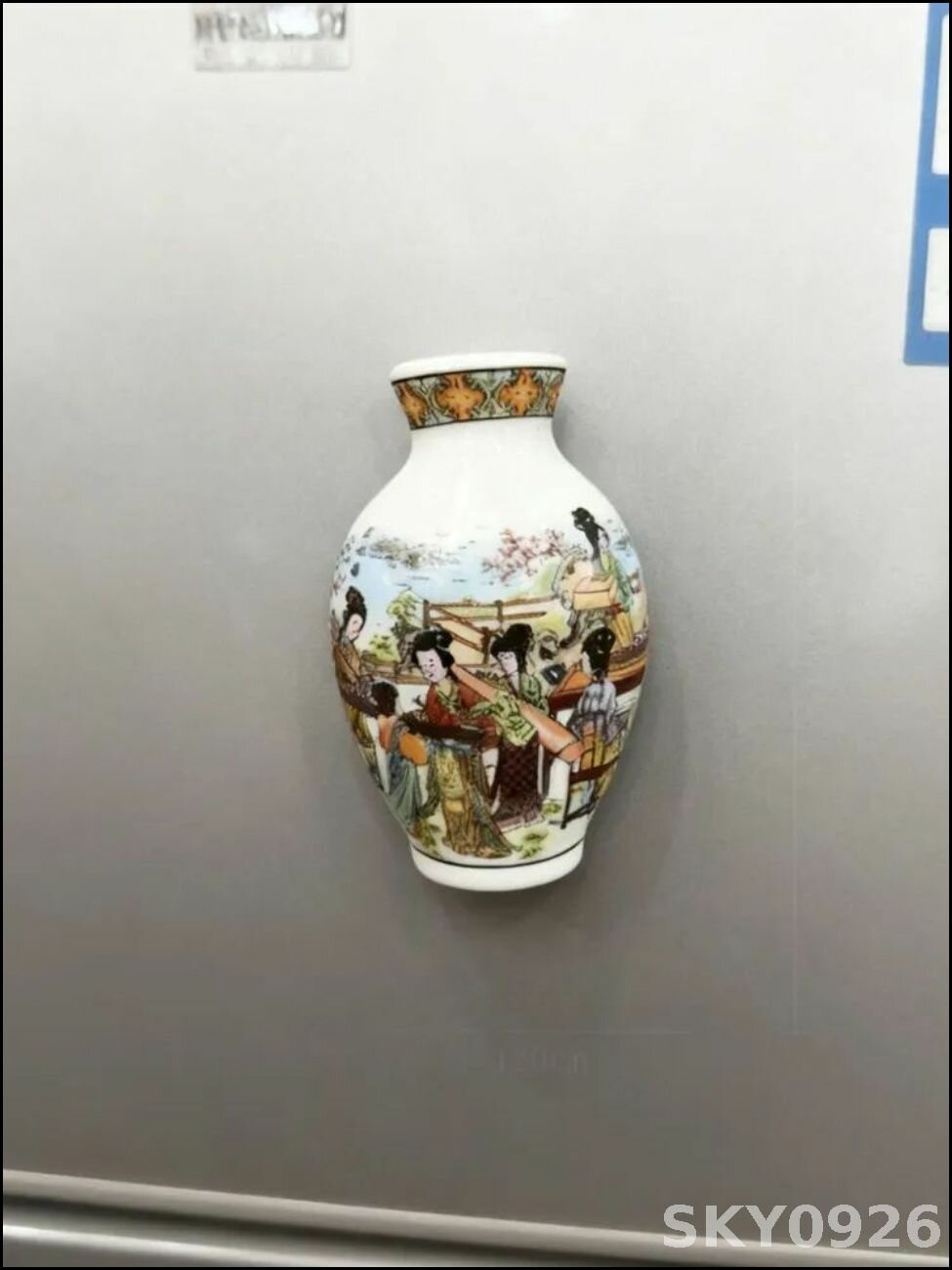 Магнит для холодильника в виде керамической вазы