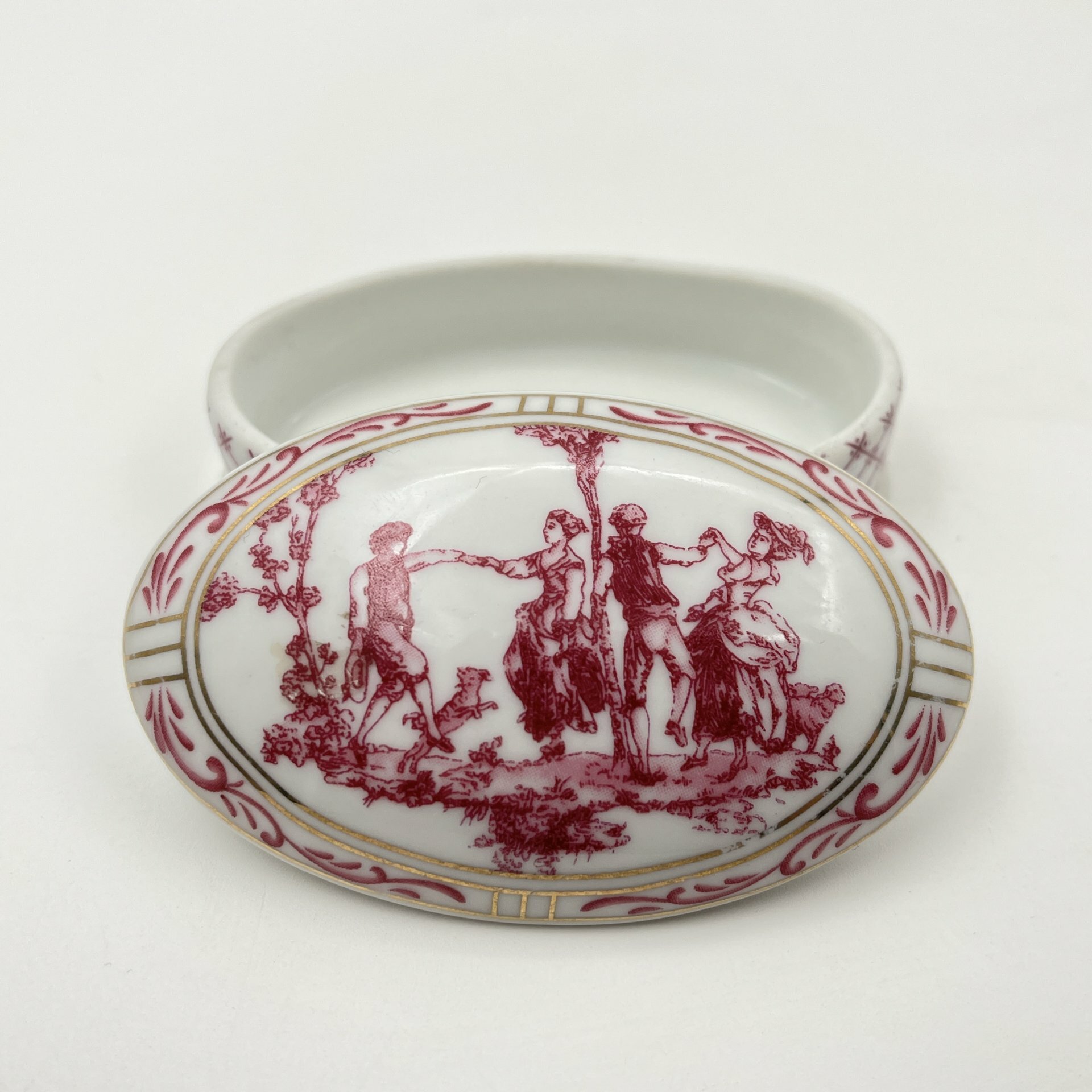 Шкатулка овальная миниатюрная "Пасторальный танец", фарфор, деколь, золочение