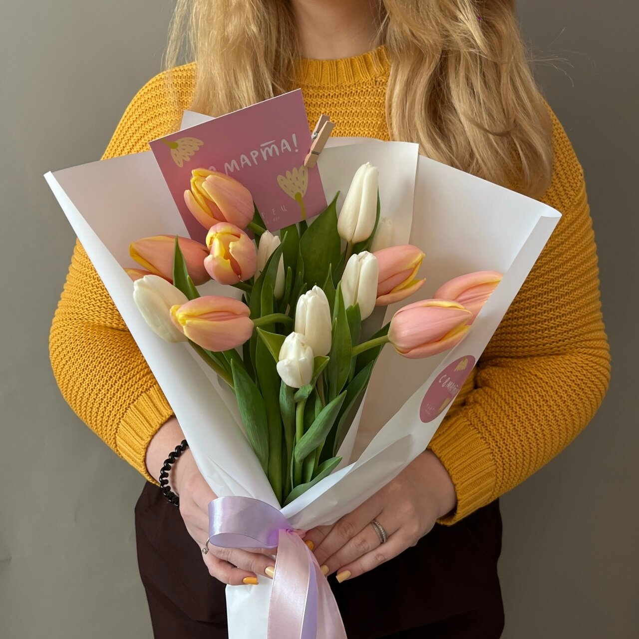 Монобукет из 17 тюльпанов, идеальный подарок для любимой девушки