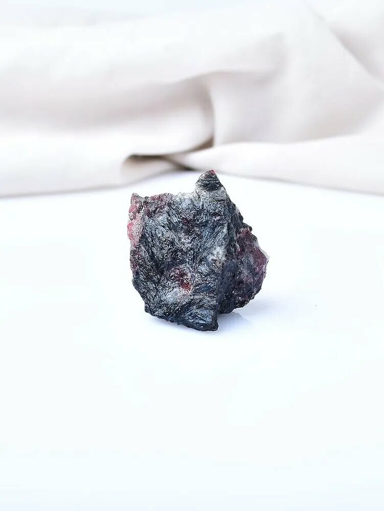 Натуральный камень "гранат не подвергался обработке (3-5 см 2 шт)