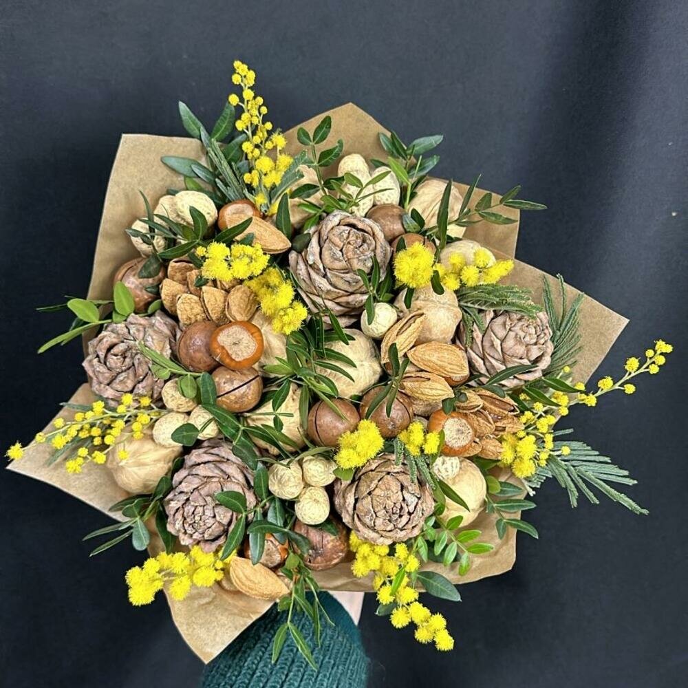 Ореховый букет с мимозой на 8 марта