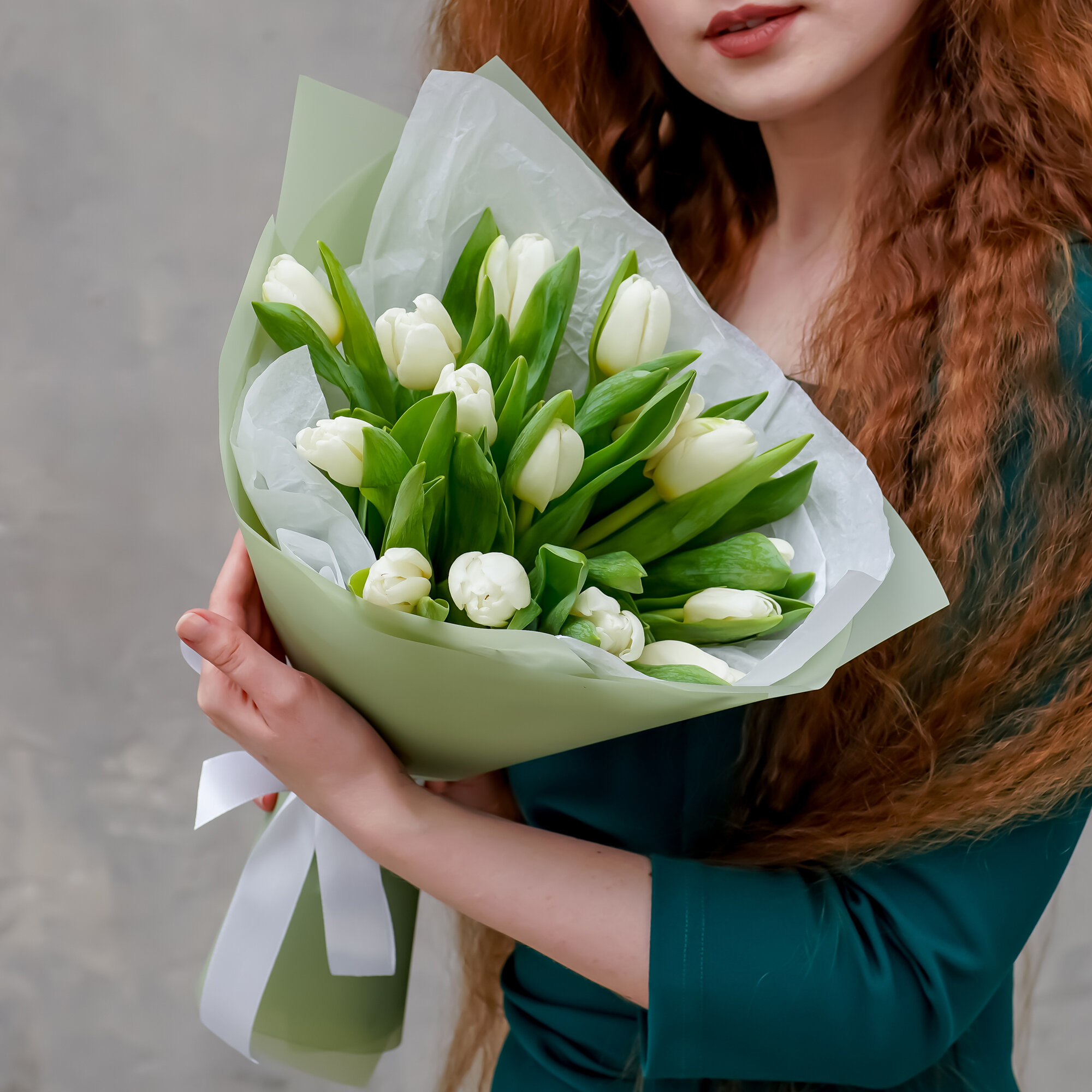 Букет живых цветов Flor-Pro Flowers из 15 белых тюльпанов в дизайнерской упаковке