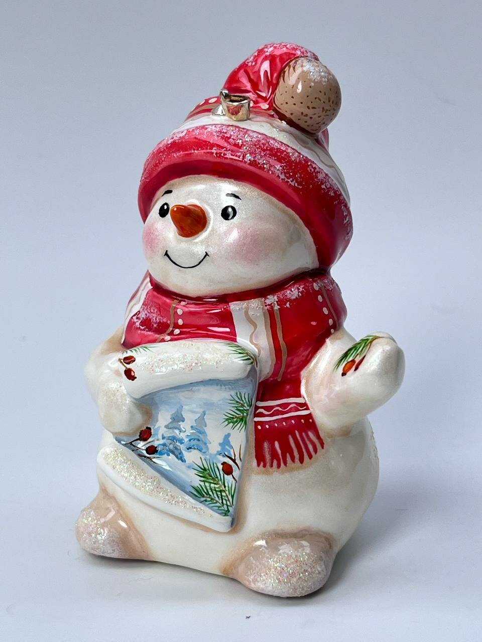 Елочная игрушка из фарфора Снеговик с виолончелью в красном
