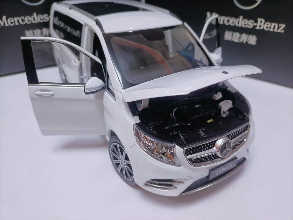 Коллекционная металлическая модель минивэна Mercedes-Benz Viano (V260L) с открывающимися дверями, масштаб 1:18, белый цвет