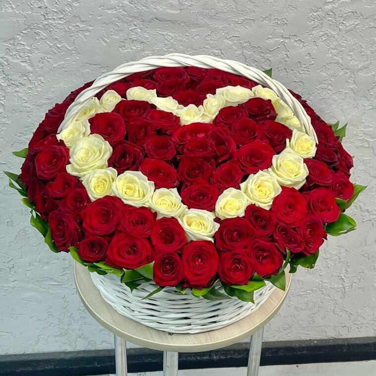 Корзина из 101 розы . Сердце из роз. Белые и красные розы. Цветы в корзине.