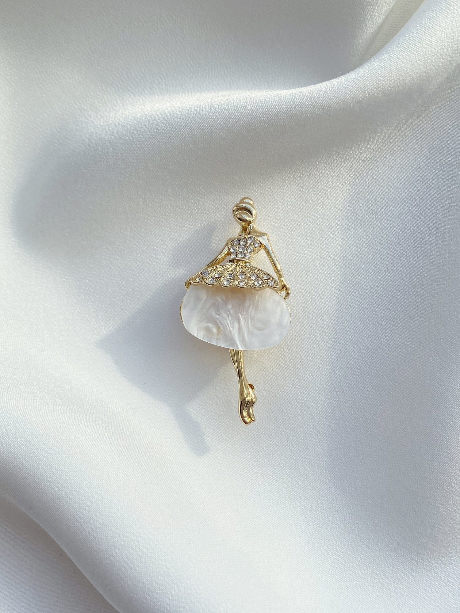 Брошь, перламутр синтетический, стразы