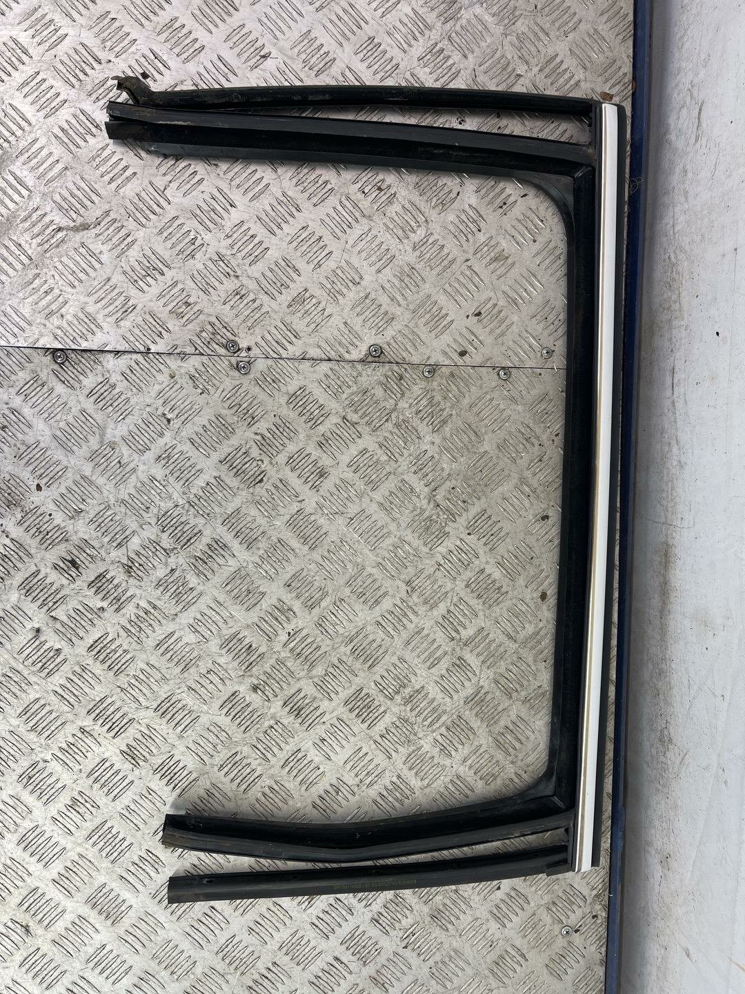 Молдинг двери задней левой Volkswagen Passat B6 2008 3C9839431E