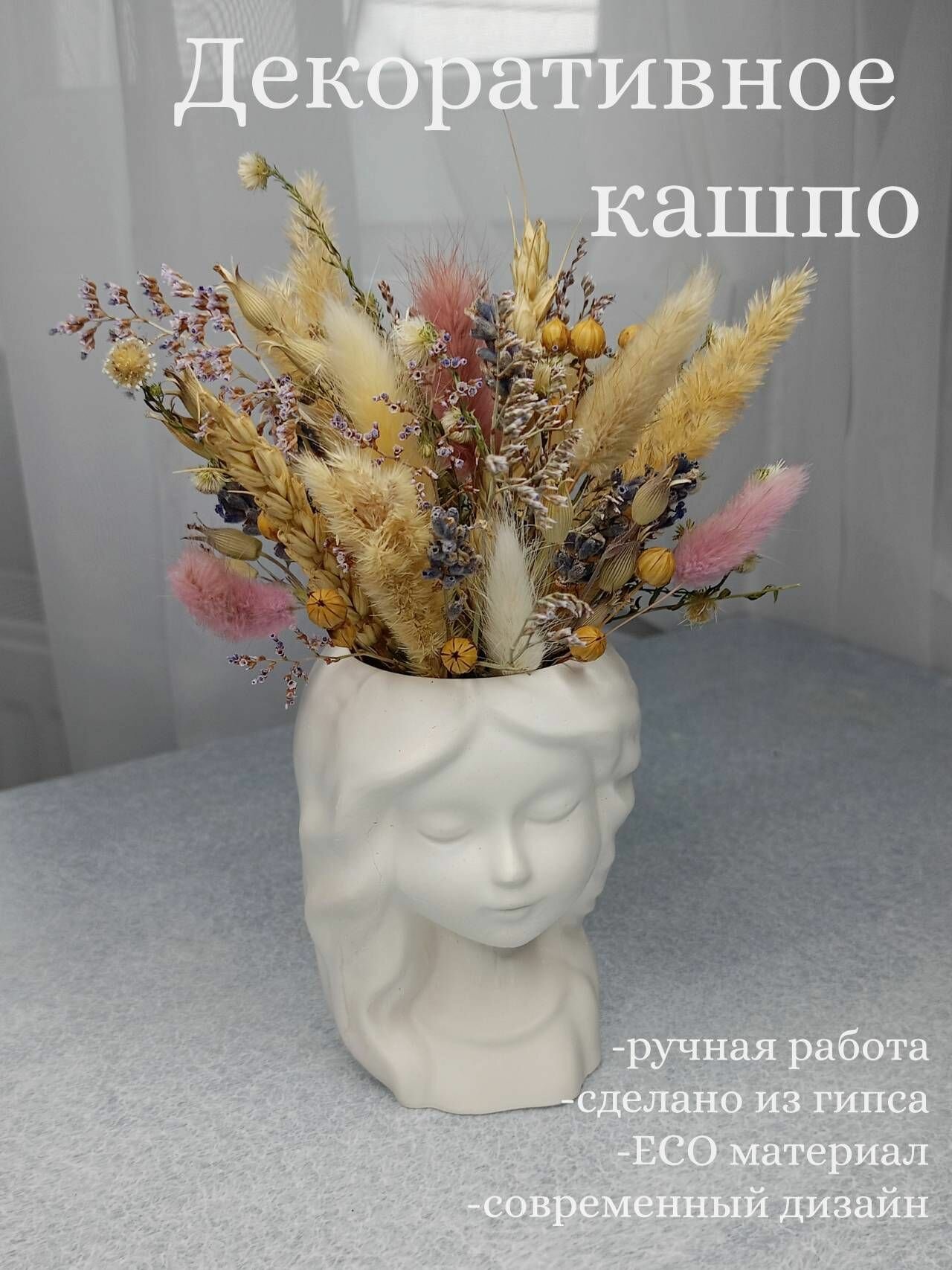 Сувенирная белоснежная блондинка, высота 10 см, длина 8 см