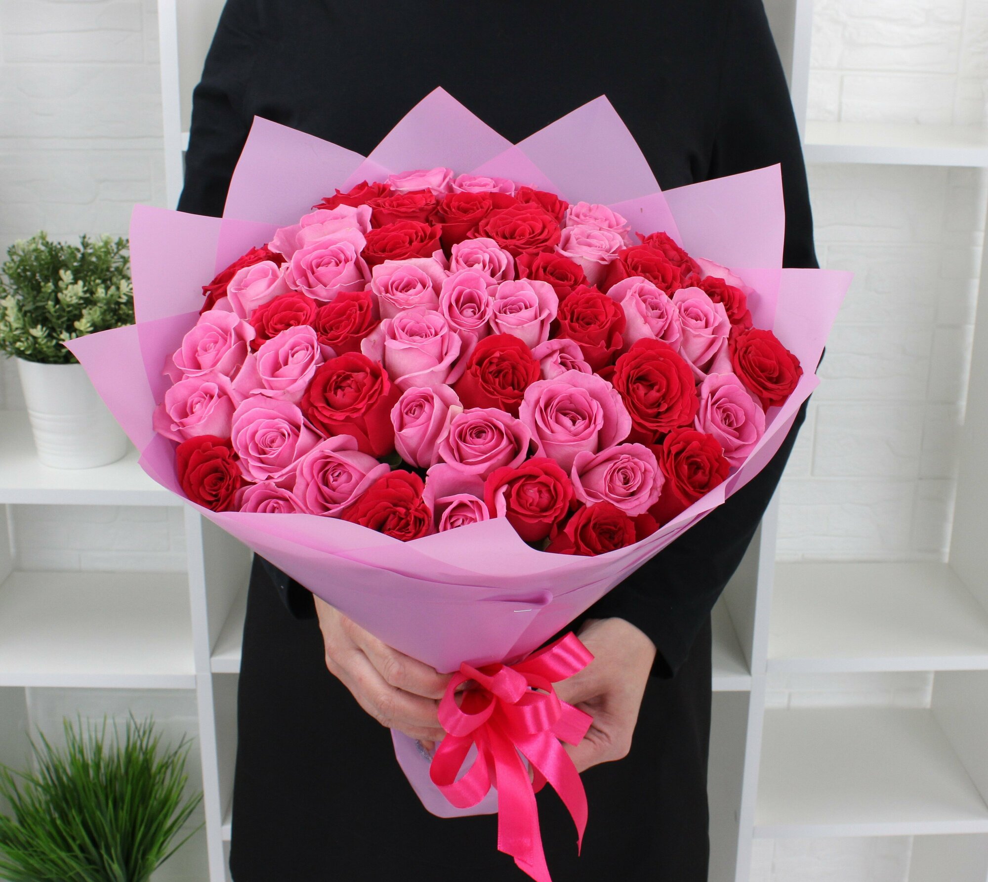 Монобукет THE FLOREAL малиновая и розовая роза 51 штука, высота 40 см, с бантом
