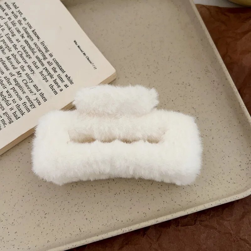 Белая плюшевая заколка-краб style-4