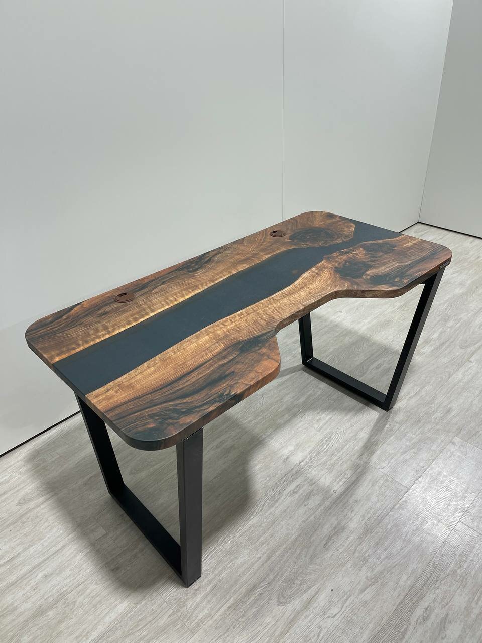 Стол письменный компьютерный с вырезом и двумя заглушками под провода THETABLE•RU 140х70 см 3.26/2.1
