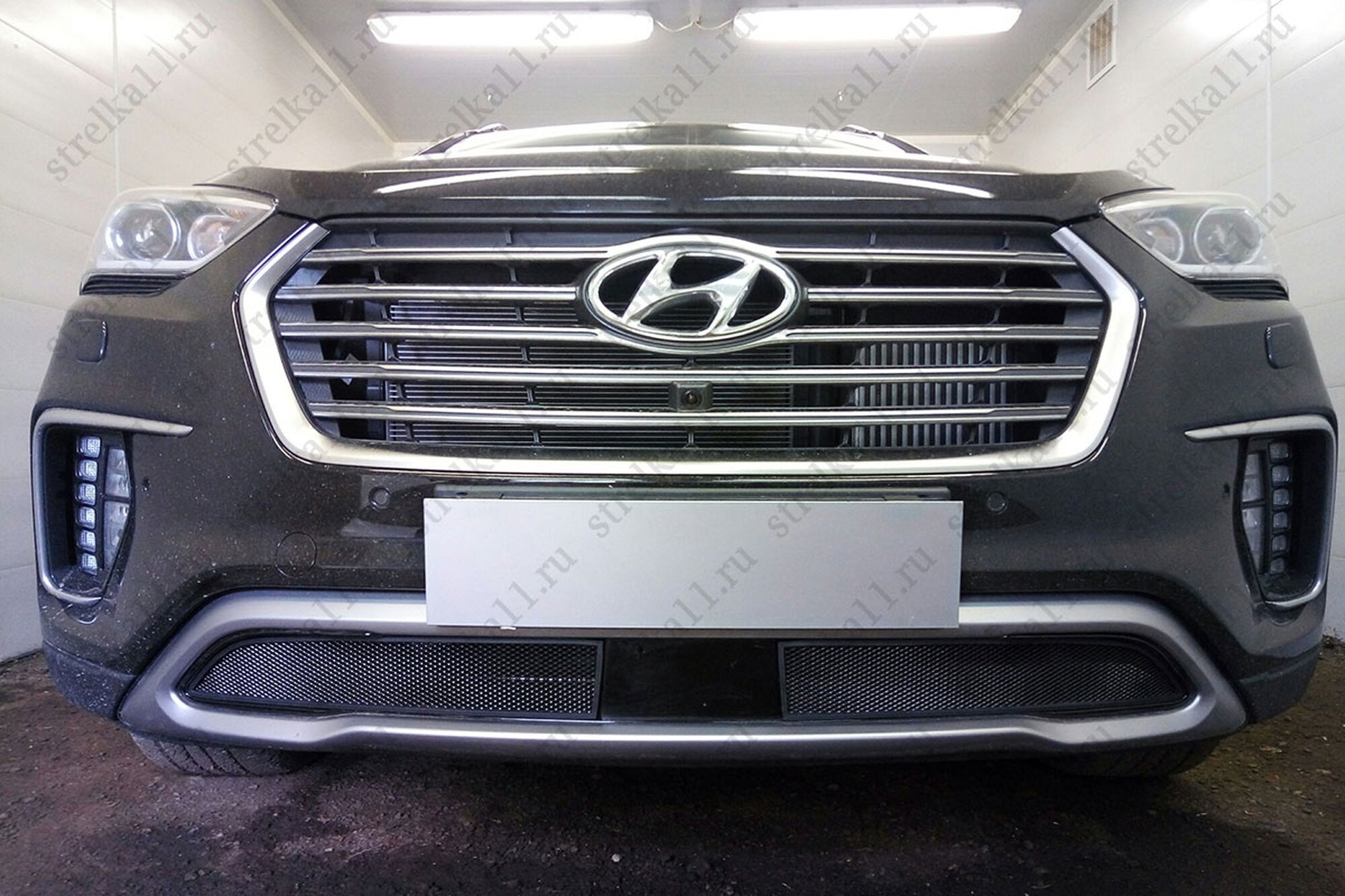 Защитная сетка радиатора с окантовкой и защелками для Hyundai Grand Santa Fe 2016-2018 (I рестайлинг), с датчиком ACC