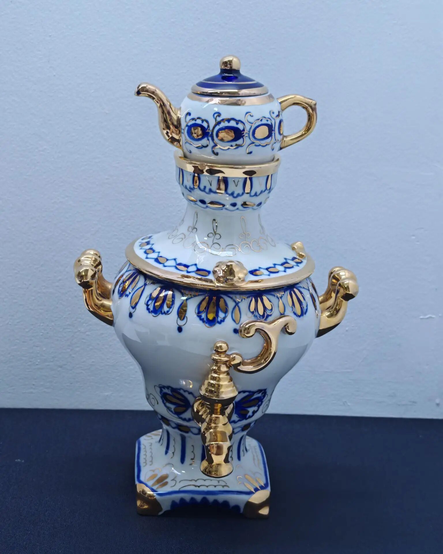 Самовар Гжельский фарфоровый завод "Гжель", сувенирный, бело-синий, с позолотой, (Имеются дефекты!)