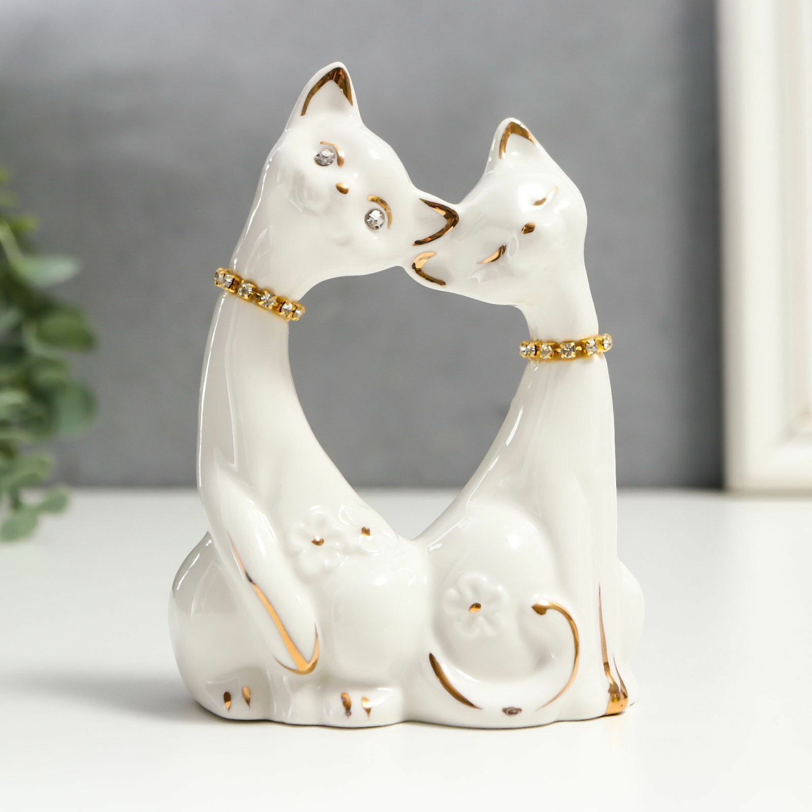 Фигурка керамика "Белые кот и кошка в цветок, ошейник из страз", 12x9x4.5 см