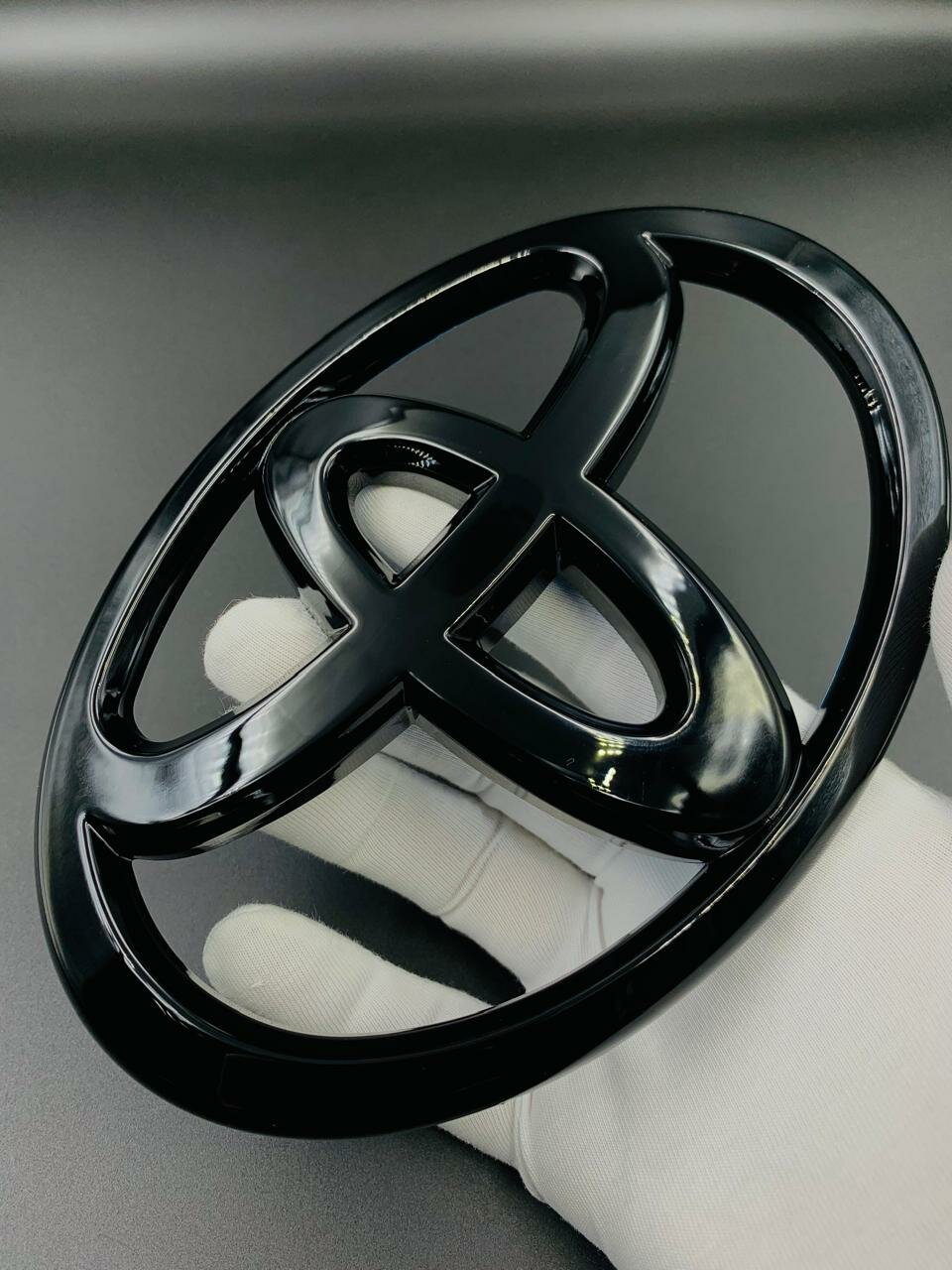 Эмблема на решетку радиатора Toyota 170мм 1шт. Шильдик Тойота черный.