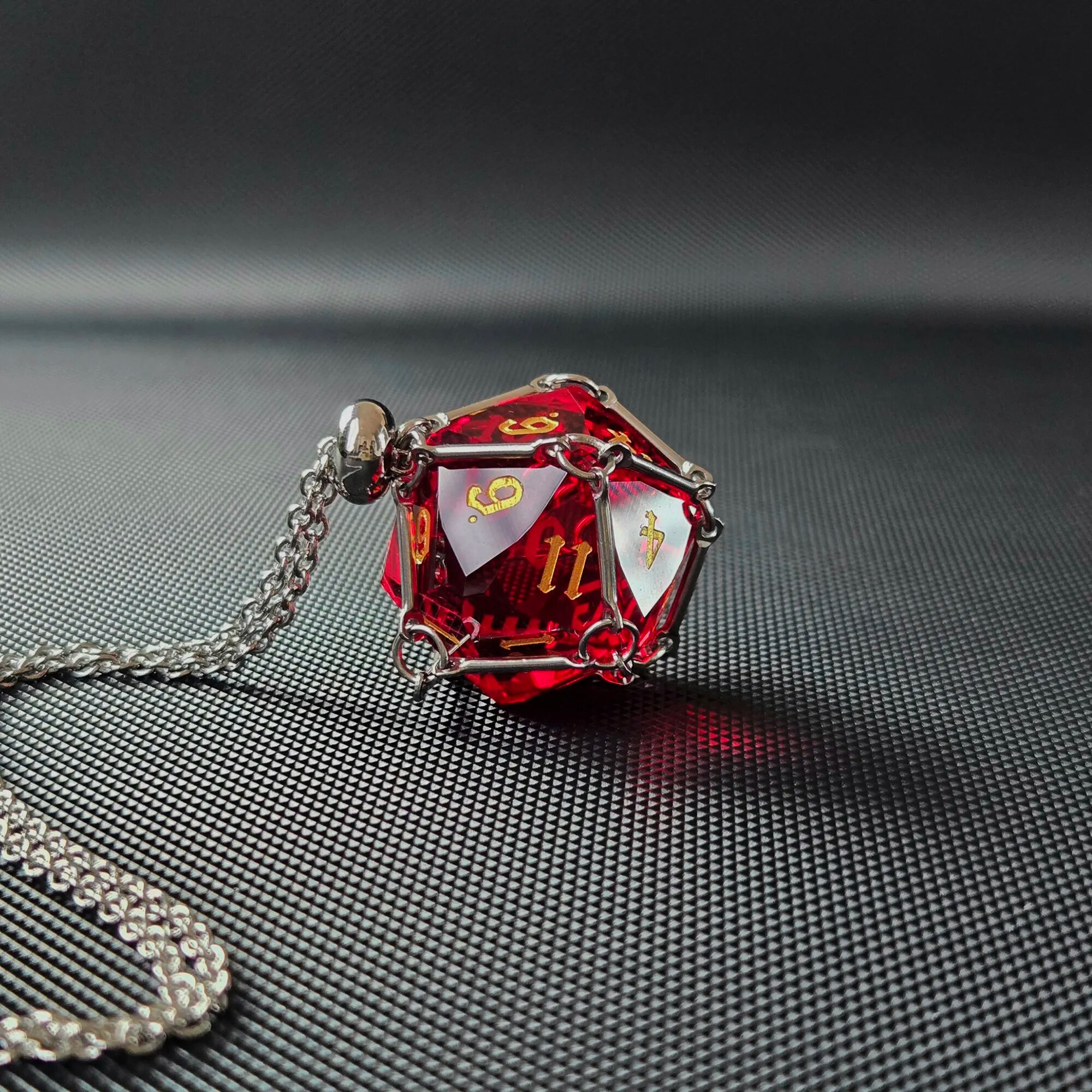 Кубик D20 красный на цепочке