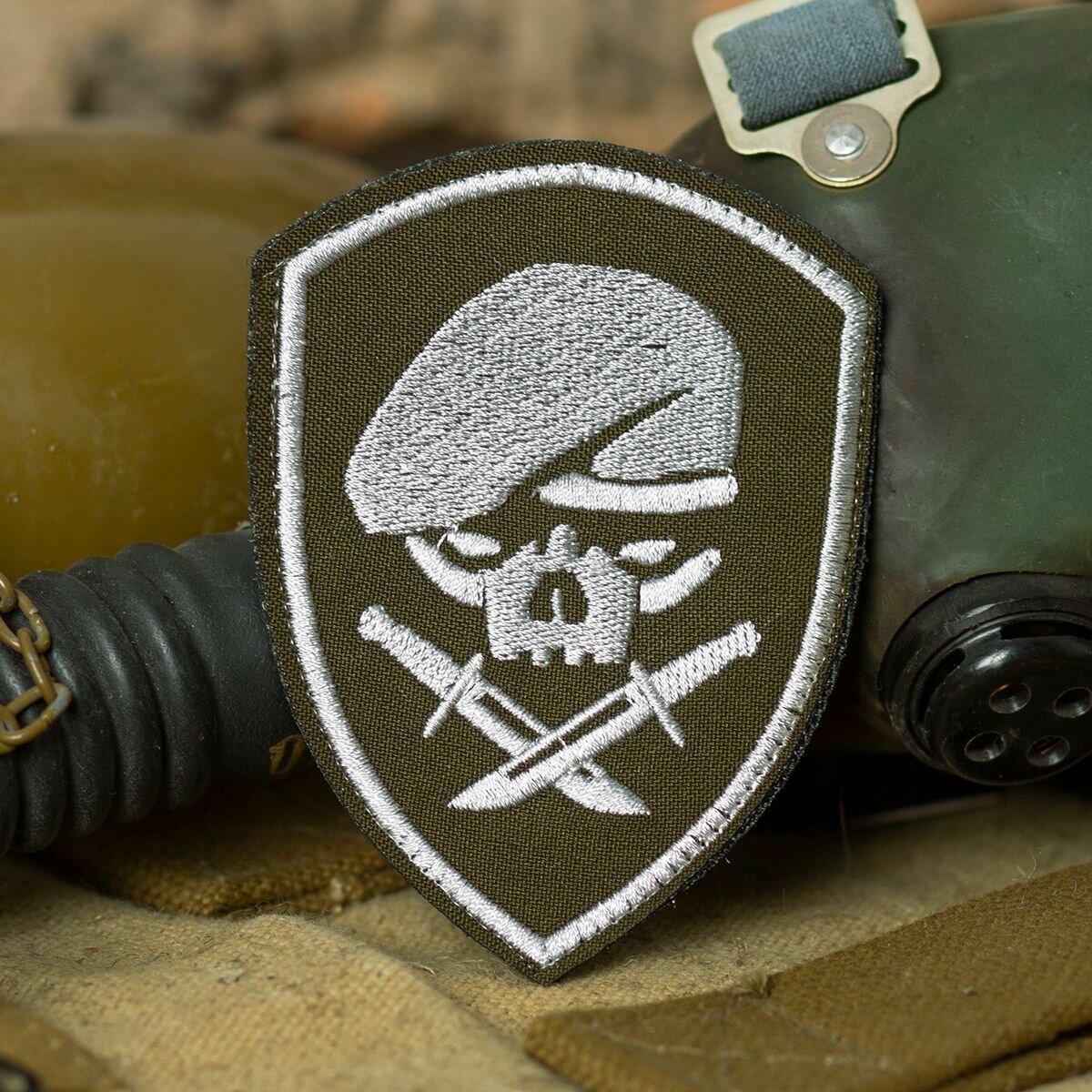 Нашивка ( шеврон патч patch ) тактическая Череп в берете с ножами вышитая на липучке 10х7,5