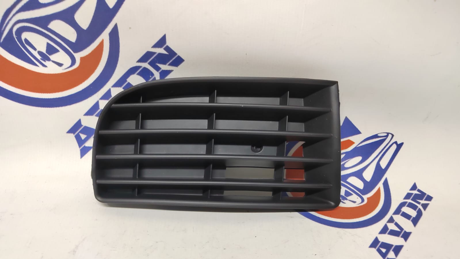 Заглушка ПТФ правая VOLKSWAGEN GOLF V 03-09