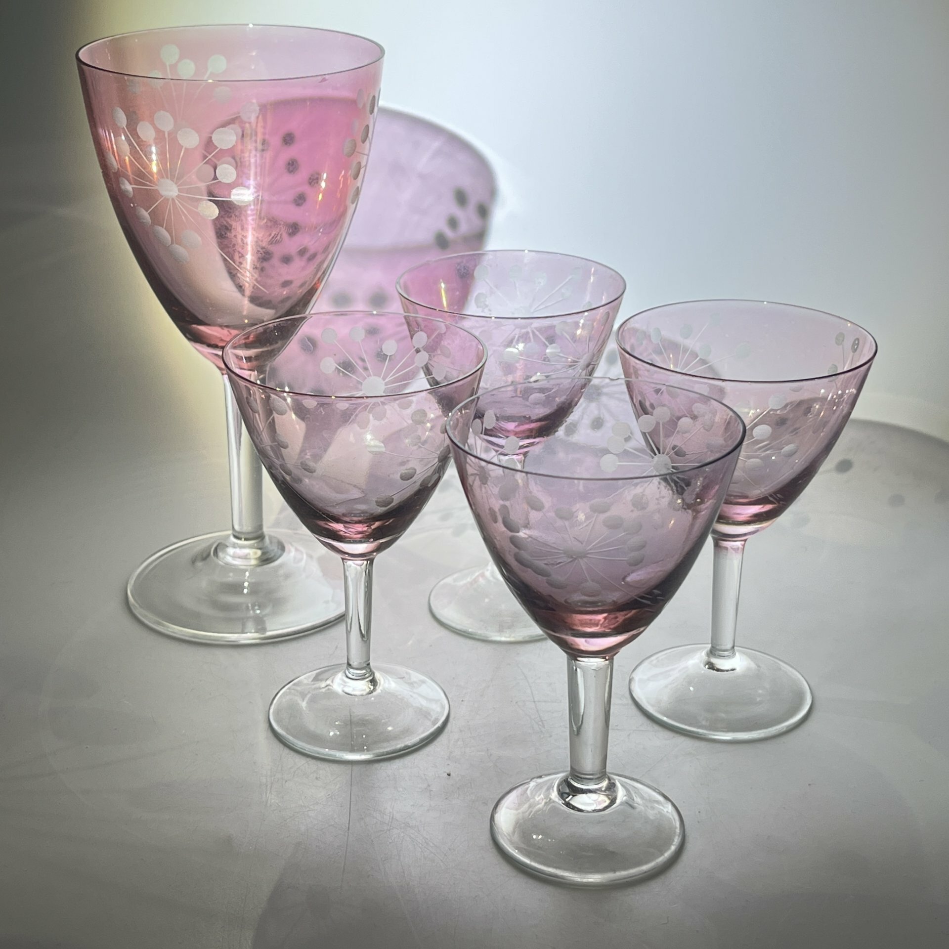 Набор из 4 рюмок и фужера с декором в виде одуванчиков, стекло, гравировка, СССР