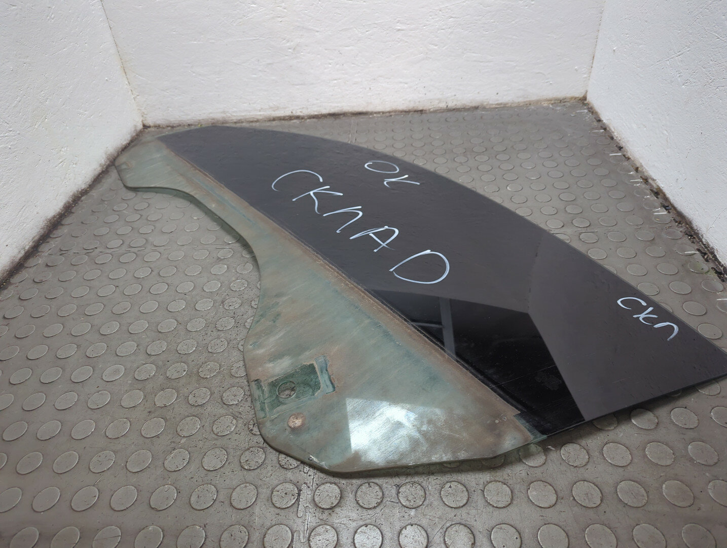 Стекло боковой двери левое переднее Audi TT (8J) Б/У