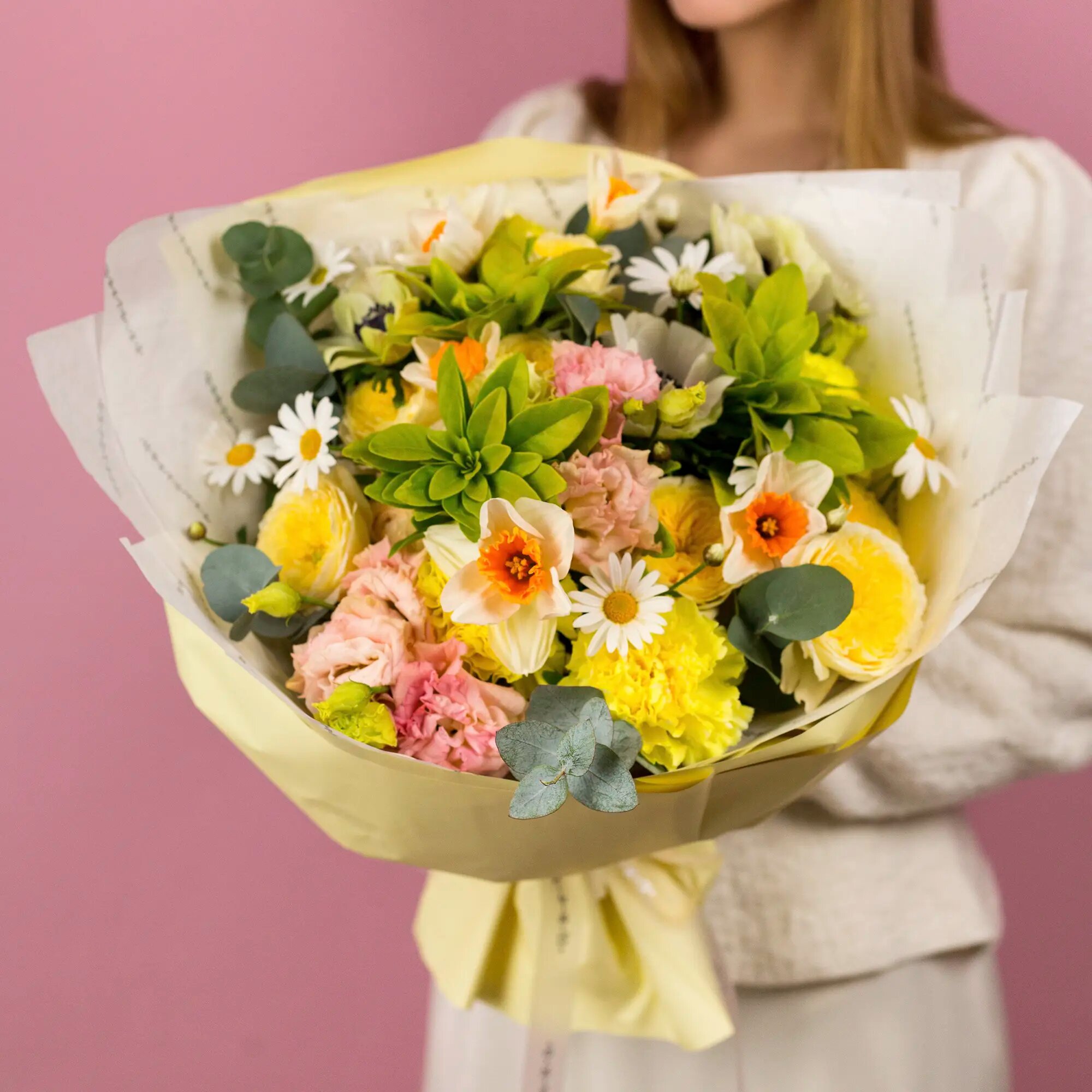 Букет из анемонов, нарциссов и гвоздик №2344