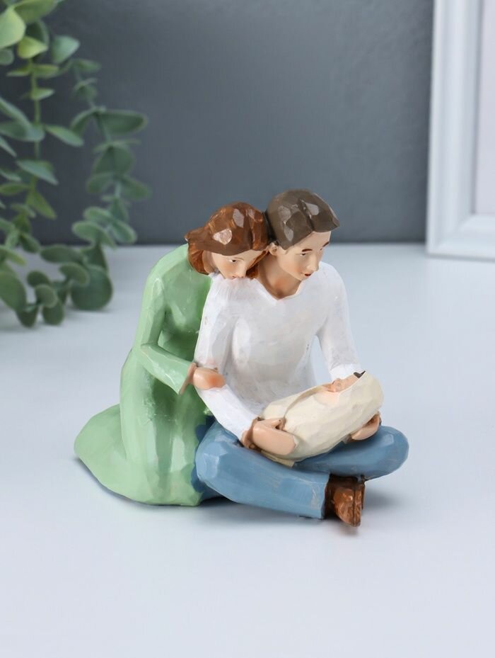 Фигурка полистоун Молодые родители с малышом , 6.8 13.5 11.5 см