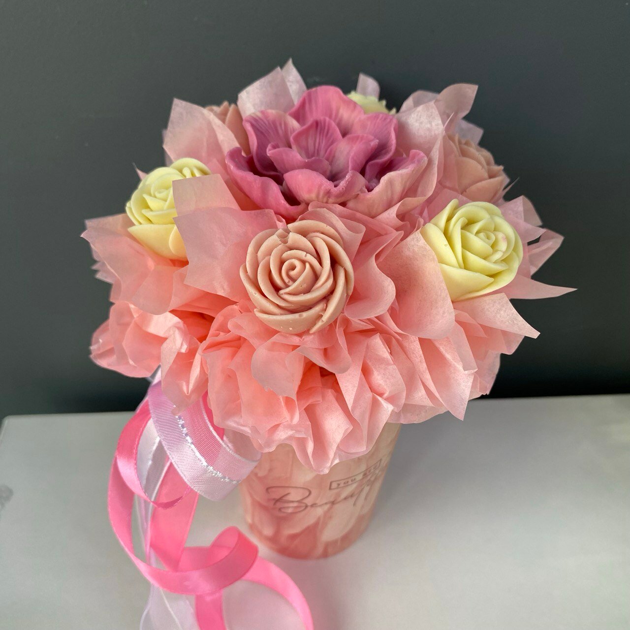 Композиция из шоколадных роз в стаканчике с лентами