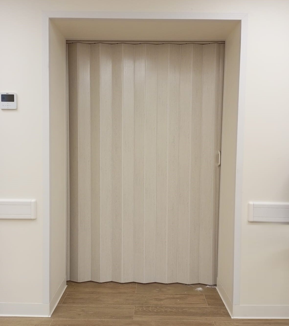 Дверь-гармошка TOP LINE 2530х1240 мм, ясень серый полуматовый, 3 магнитные защелки, на колёсиках