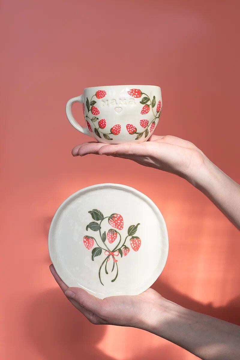 Керамическая чайная пара ручной работы с надписью мама , с клубникой от бренда TatKo