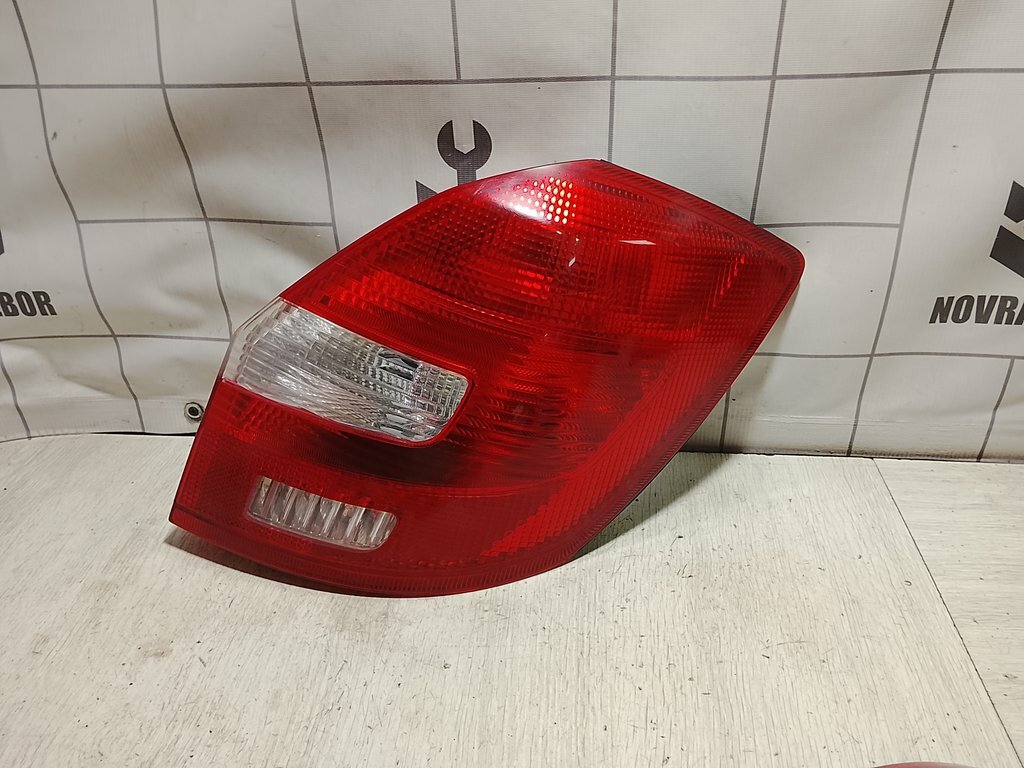 Фонарь задний правый Skoda Fabia 2007-2015