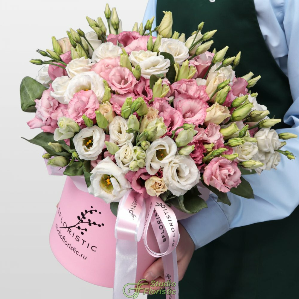 Букет STUDIO FLORISTIC "Нежное Прикосновение", эустома, 11 цветков, шляпная коробка
