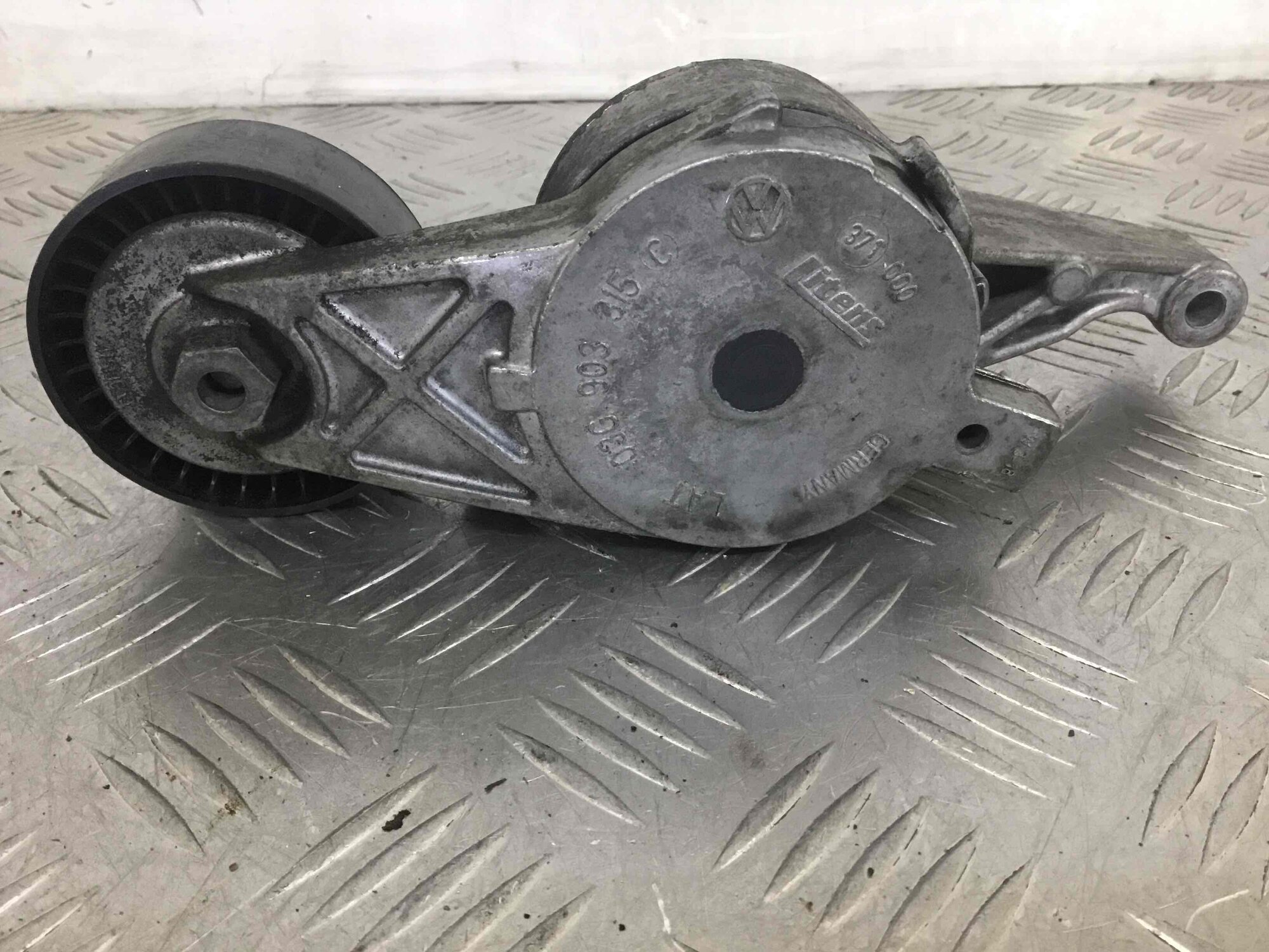 Б/У Натяжитель ремня генератора Volkswagen Passat B5+ [рестайлинг] (2000-2005) 2005 г.