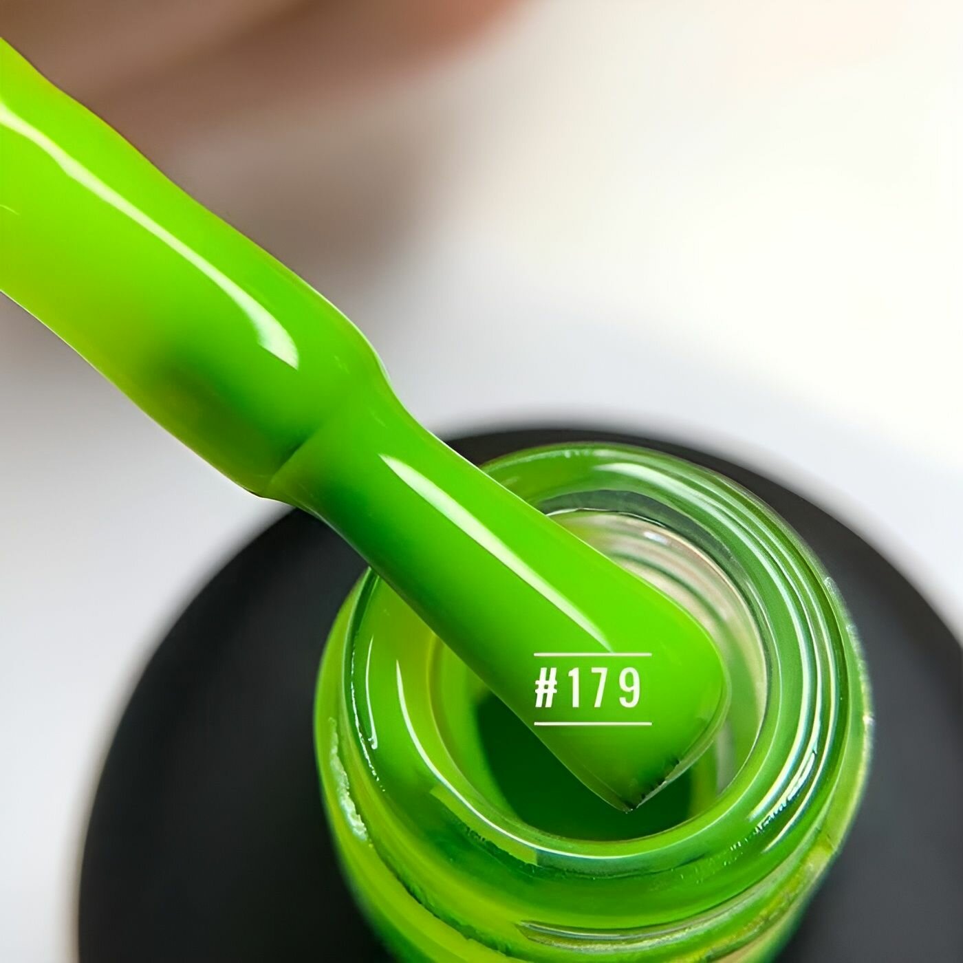 Sova De Luxe Гель-лак, оттенок 179, объём 15мл. Лаймовый цвет