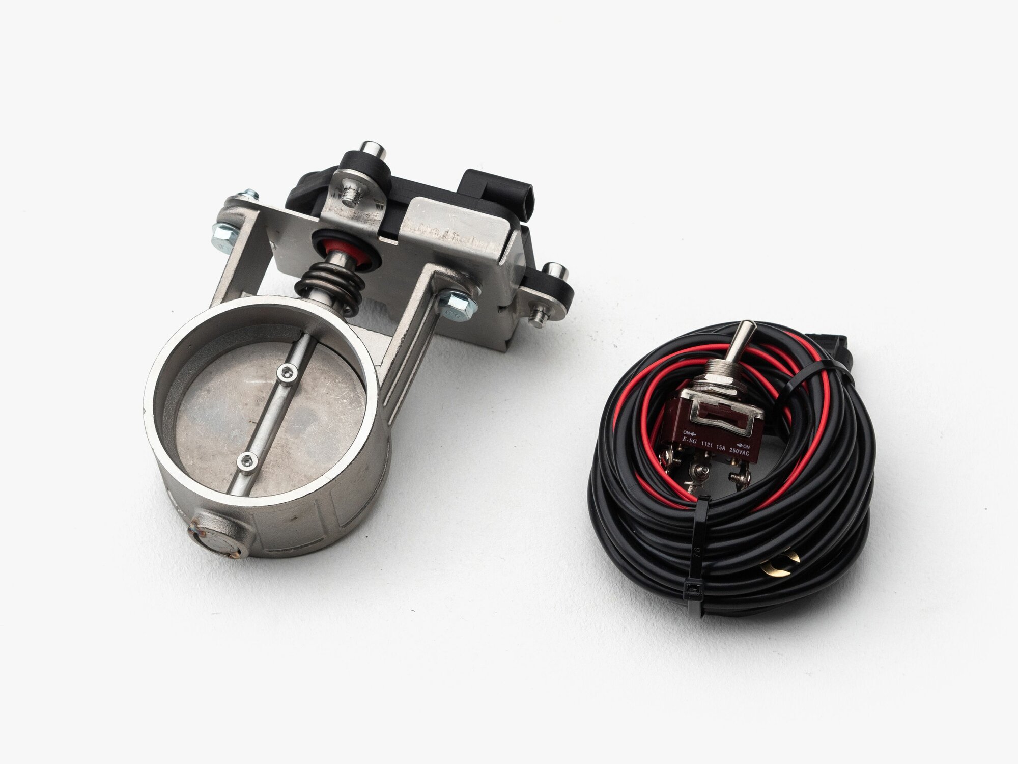 Заслонка на выхлоп с электроприводом 63 для управления выхлопной системой автомобиля