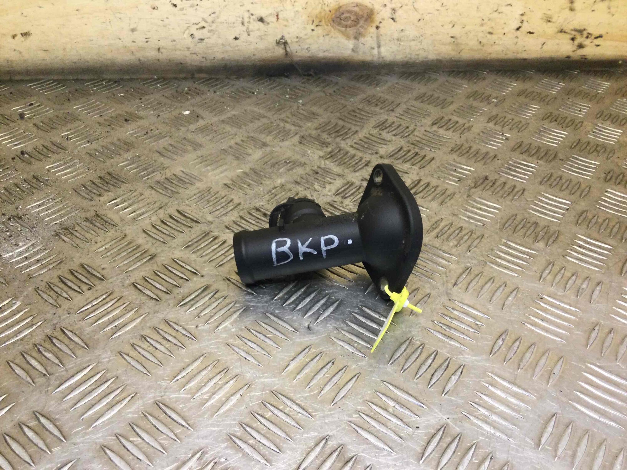 Б/У Фланец (тройник) системы охлаждения Volkswagen Passat B6 (2005-2010) 2006 г.