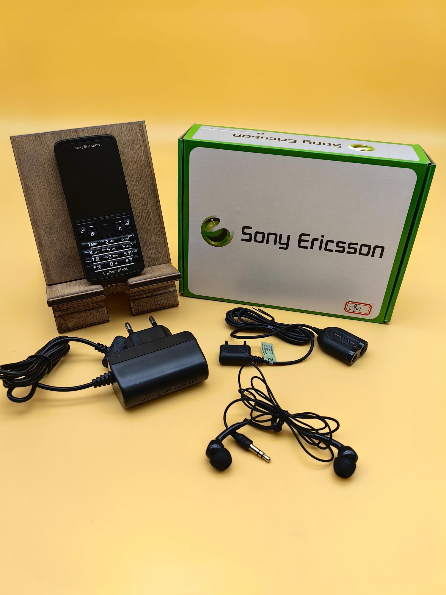 Мобильный кнопочный телефон Sony Ericsson C901 Greenheart, Черный