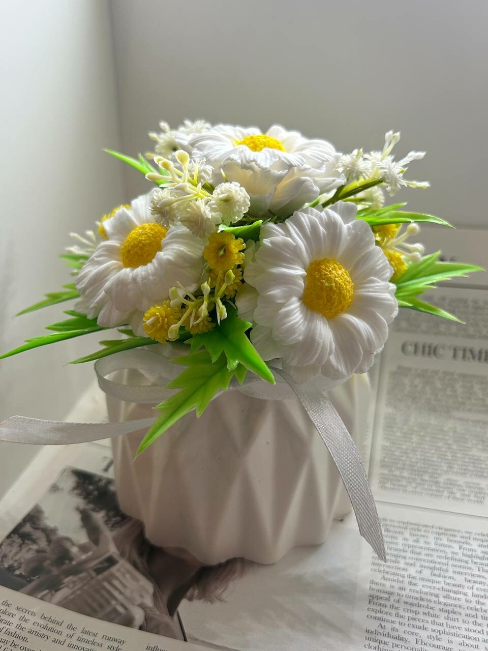 Букет ромашек из мыла ручной работы в гипсовом кашпо