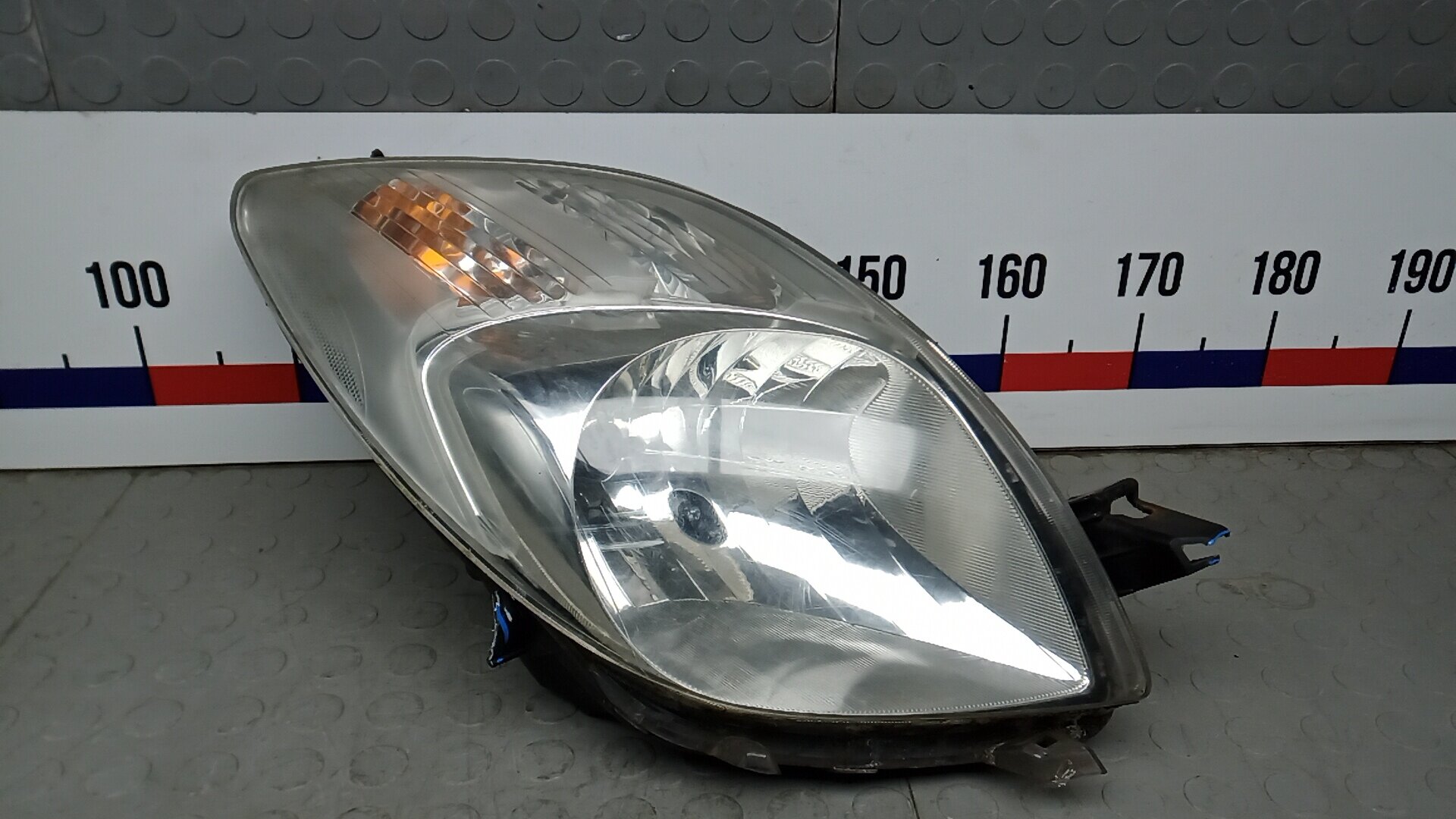 Фара правая TOYOTA YARIS P9