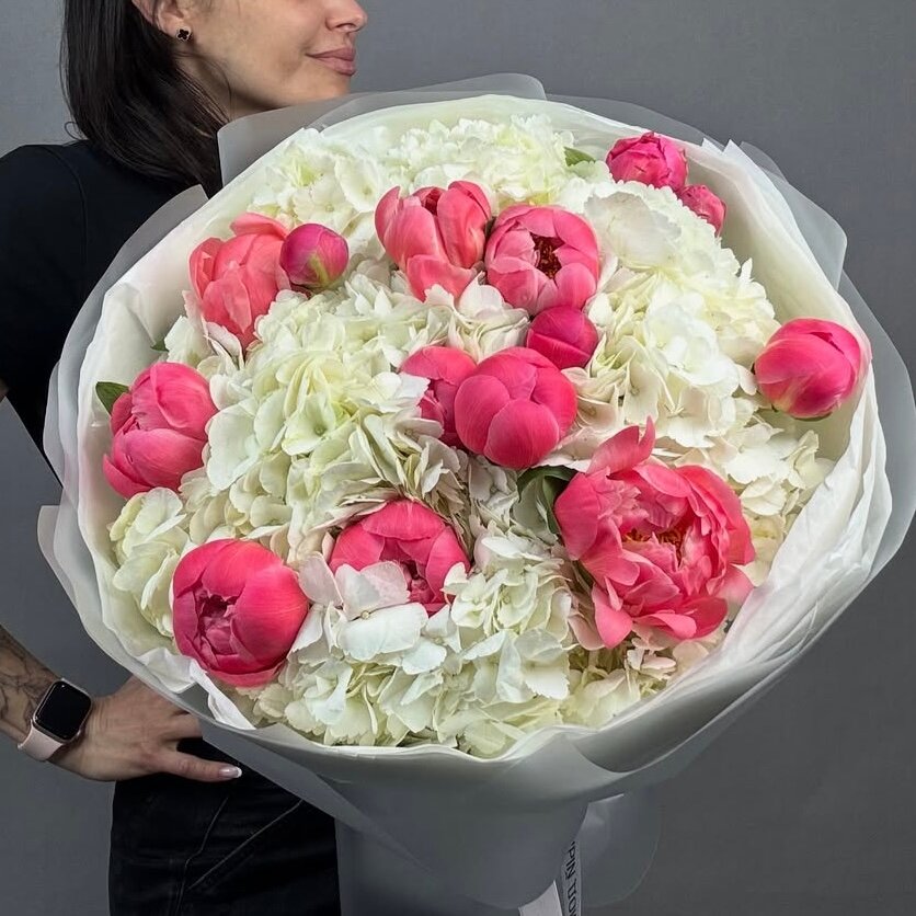 Букет из коралловых пионов и белых гортензий, красивый букет цветов, шикарный, премиум цветы, премиум букет