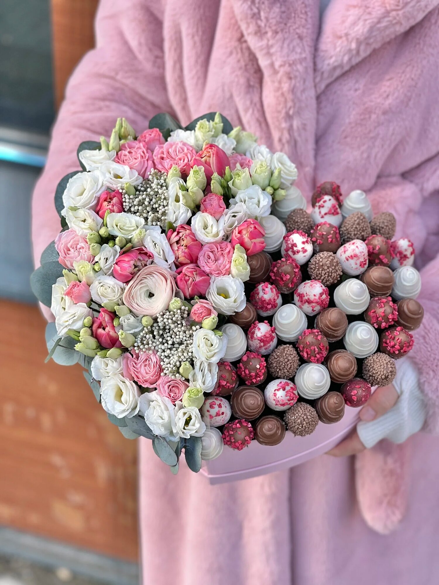 Коробка сердце с цветами и клубникой в белом и молочном шоколаде, малина, темный воздушный рис, Romance 2, 30 см