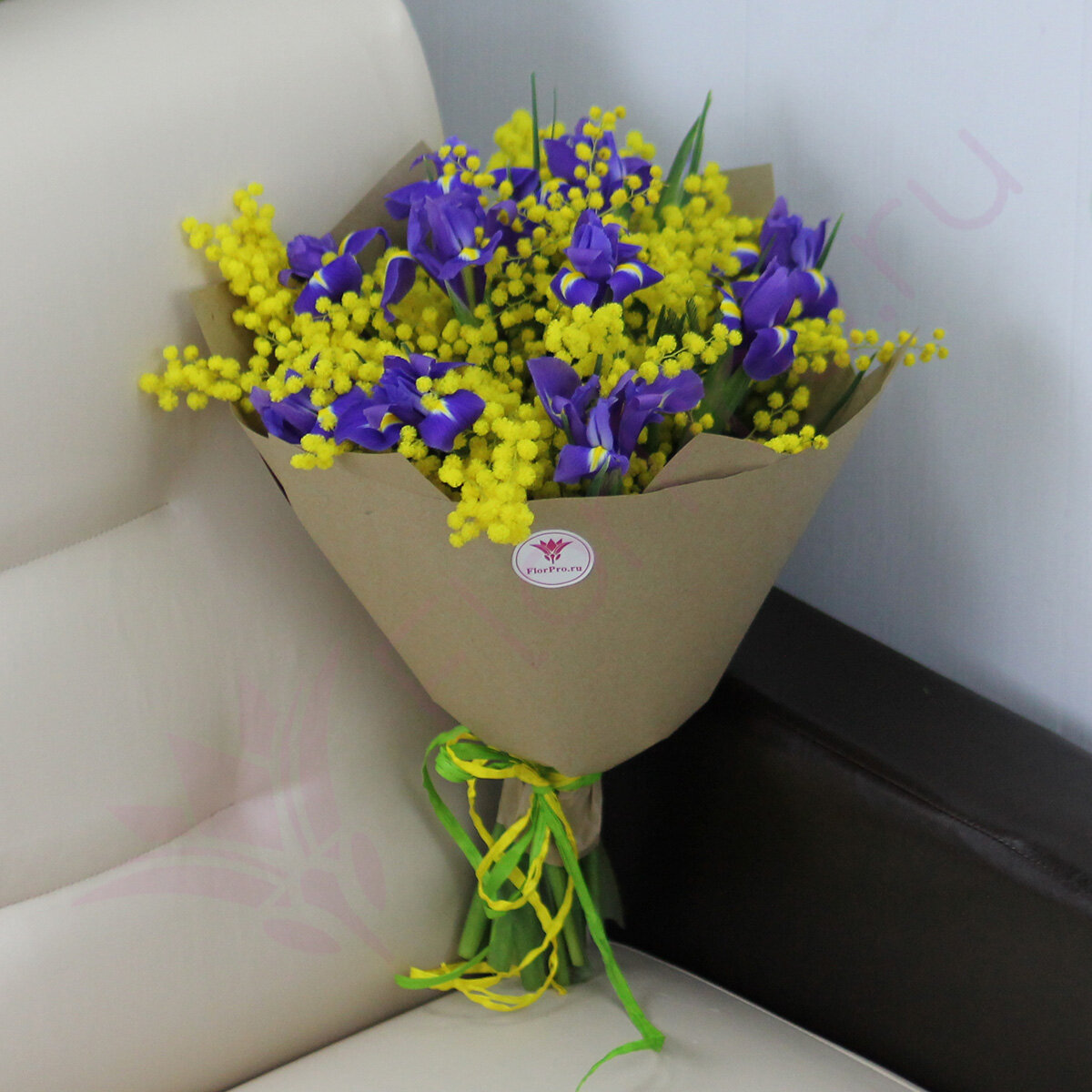 Букет живых цветов Flor-Pro Flowers из мимозы и синих ирисов в упаковке