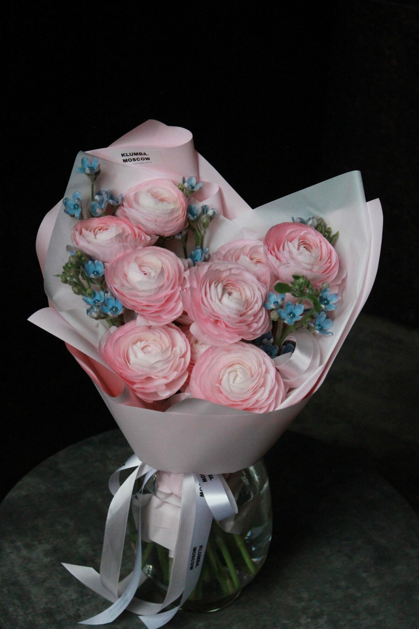 Ранункулюсы с оксипеталумом размер М от студии цветов клумба. москва