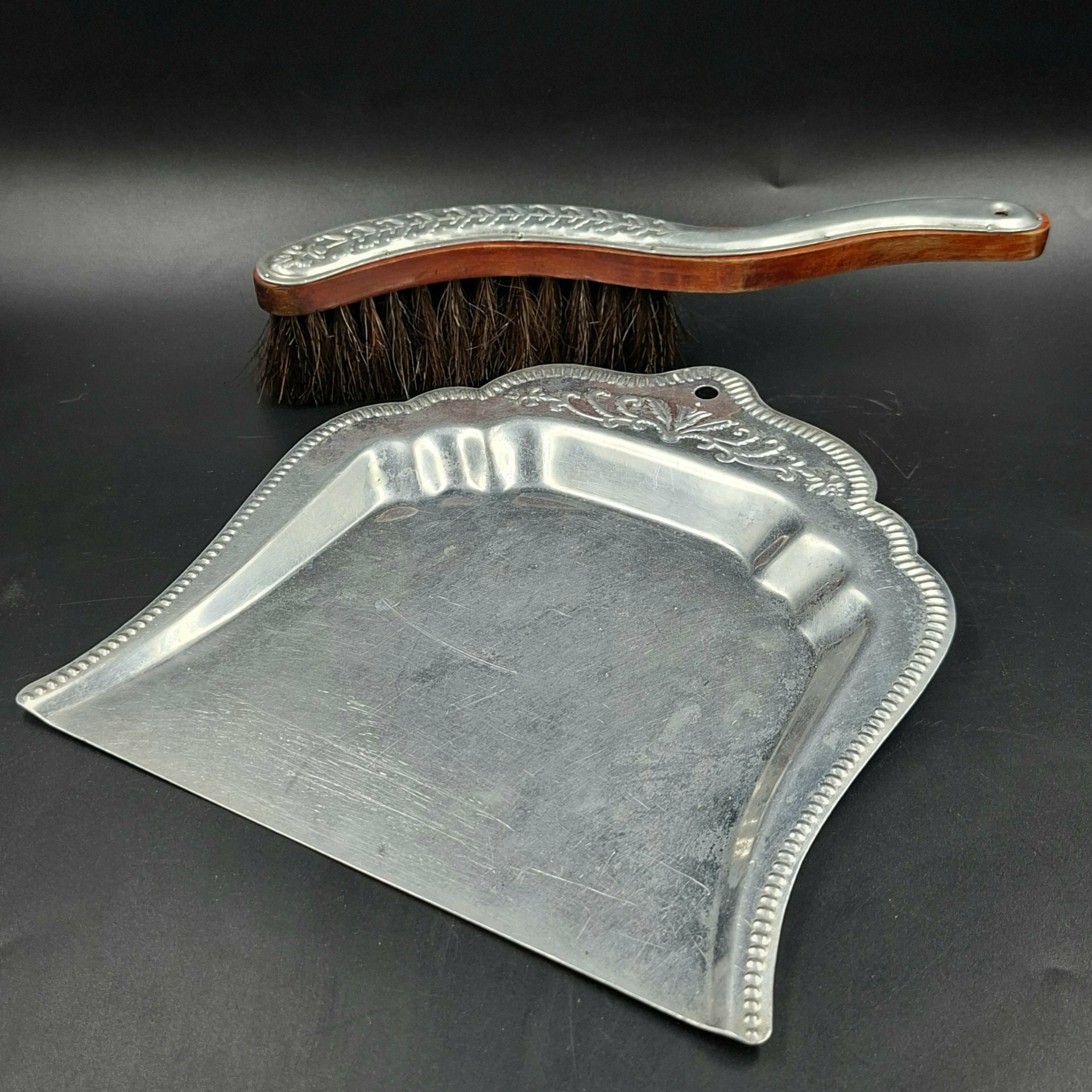 Винтажный набор для уборки крошек со стола (щётка и совочек), металл, дерево