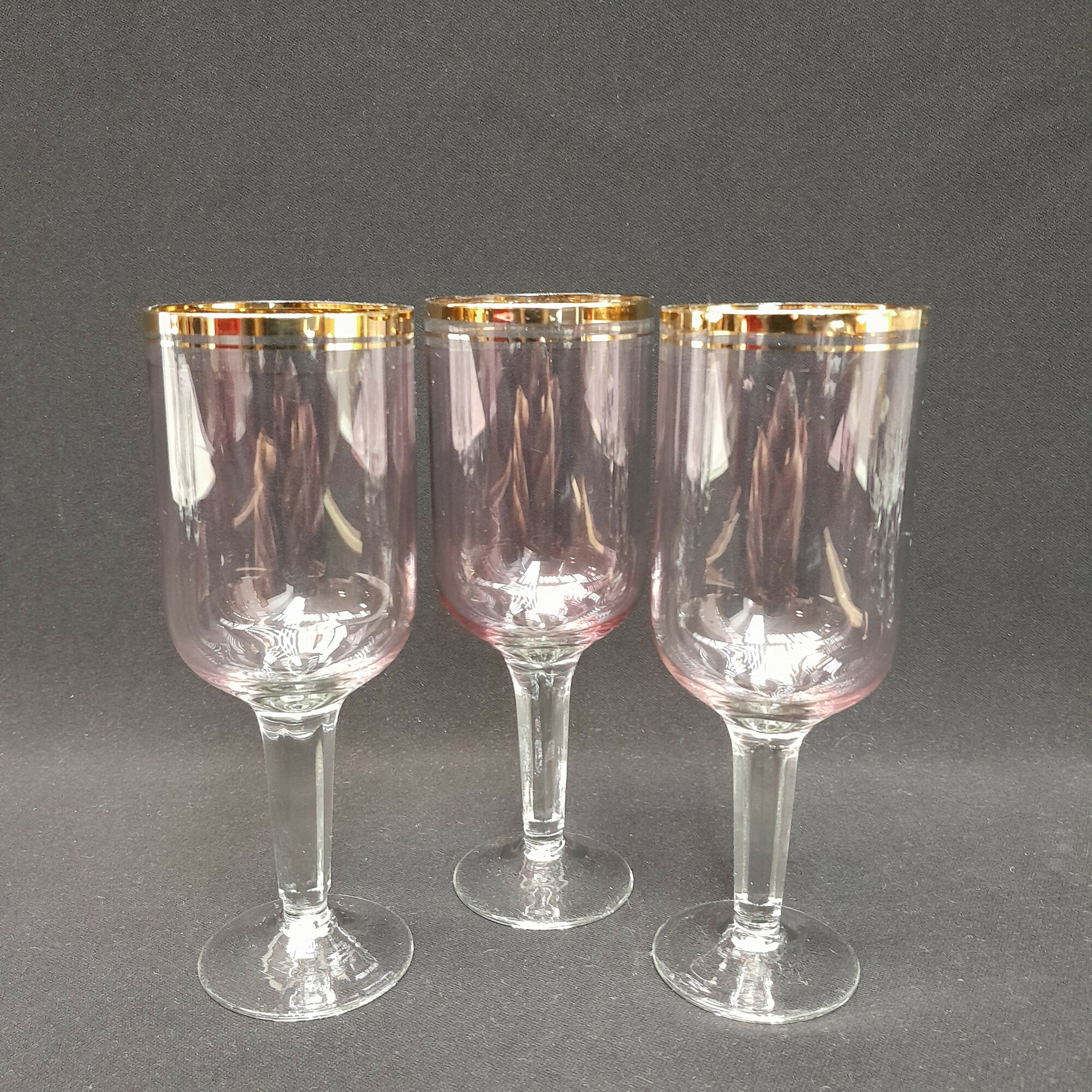 Винтажный набор из 3 бокалов 150 мл, марганцовое стекло, позолота, высота 15 см, СССР.