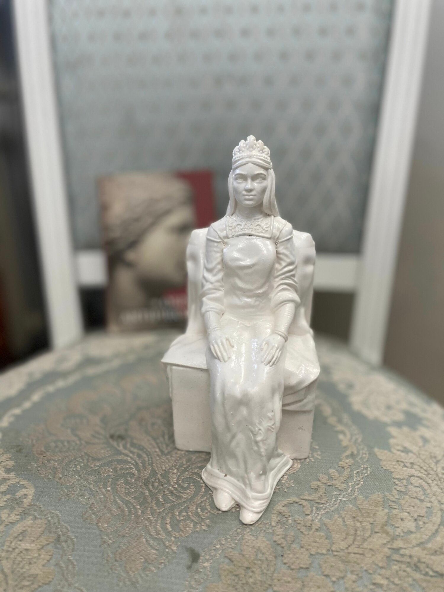 Королева на троне статуэтка из гипса молдинг гипсовый декор для дома